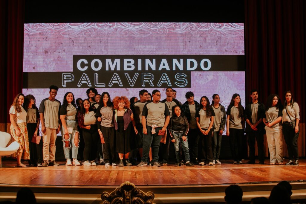 “É surpreendente ver como o poema chega nas pessoas”, revela Natasha Felix